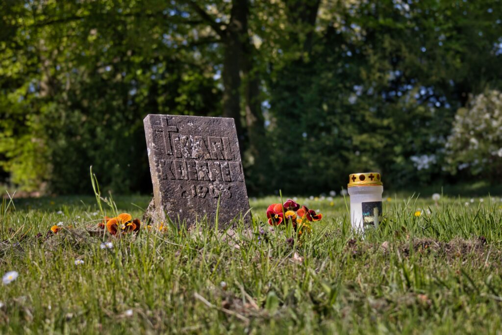Family Left a Hidden Message on Dad’s Gravestone and Now the Cemetery ...
